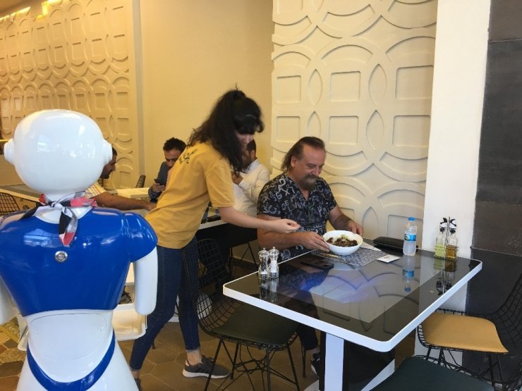 Türkiye'de ilk: Robot garsonlar iş başında - Manşet Türkiye