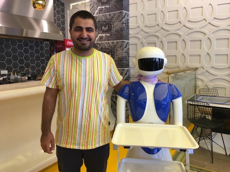 Türkiye'de ilk: Robot garsonlar iş başında - Manşet Türkiye