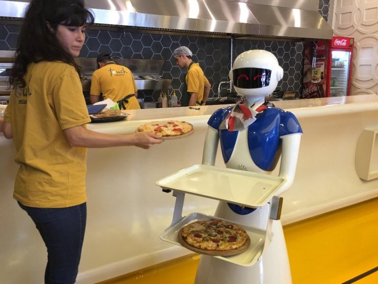 Türkiye'de ilk: Robot garsonlar iş başında - Manşet Türkiye